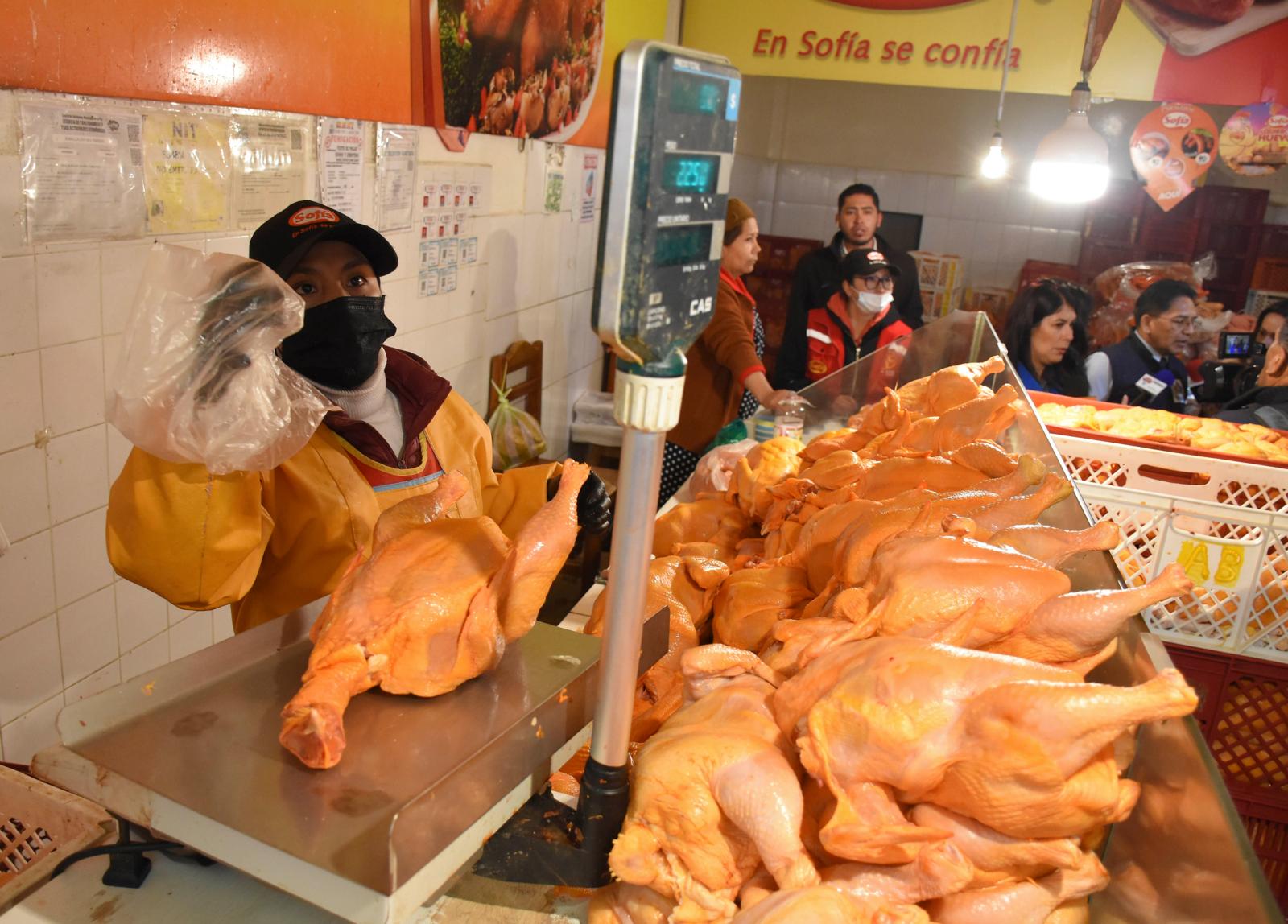 El kilo de pollo, hasta en Bs 25 en La Paz; productores culpan a ...