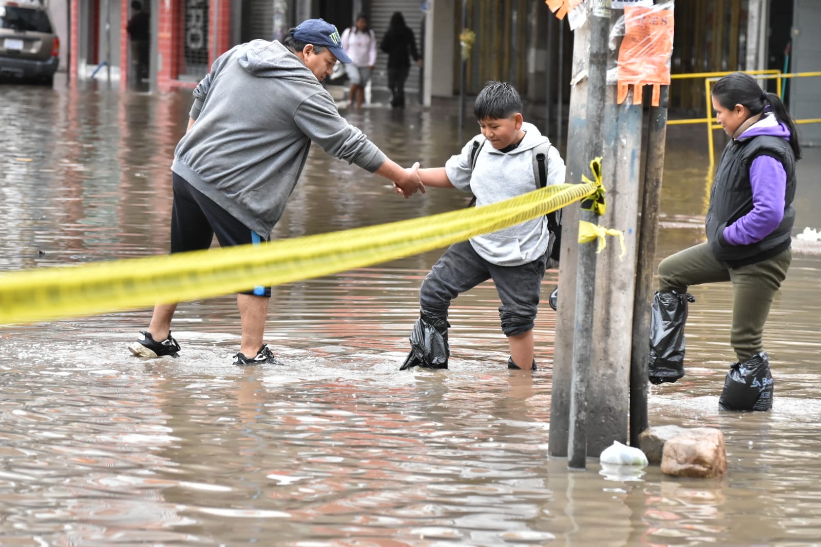 El centro de Cochabamba se convierte en un río - La Razón