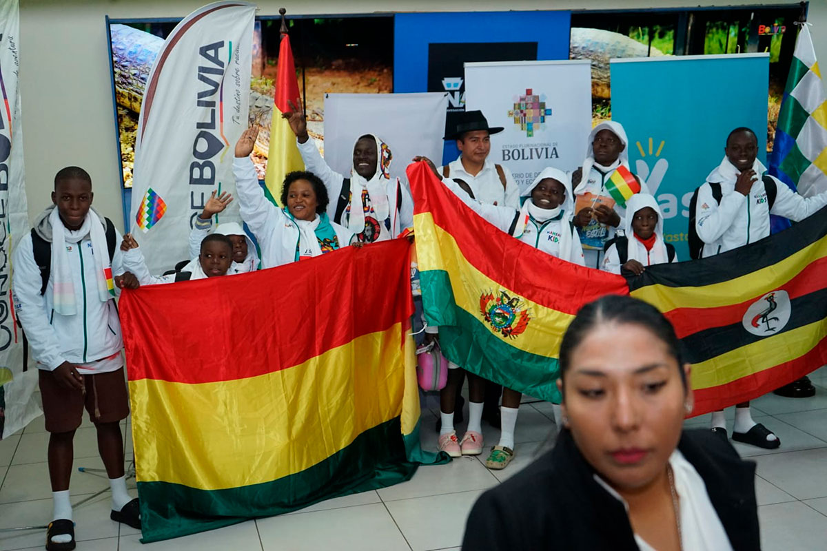 Bolivia recibe a Nansana Kids que llega para promocionar el turismo