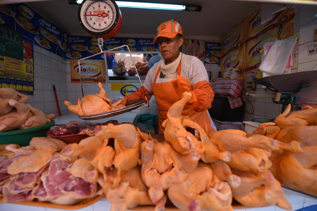 El kilo de la carne de pollo rebaja a Bs 28 en La Paz