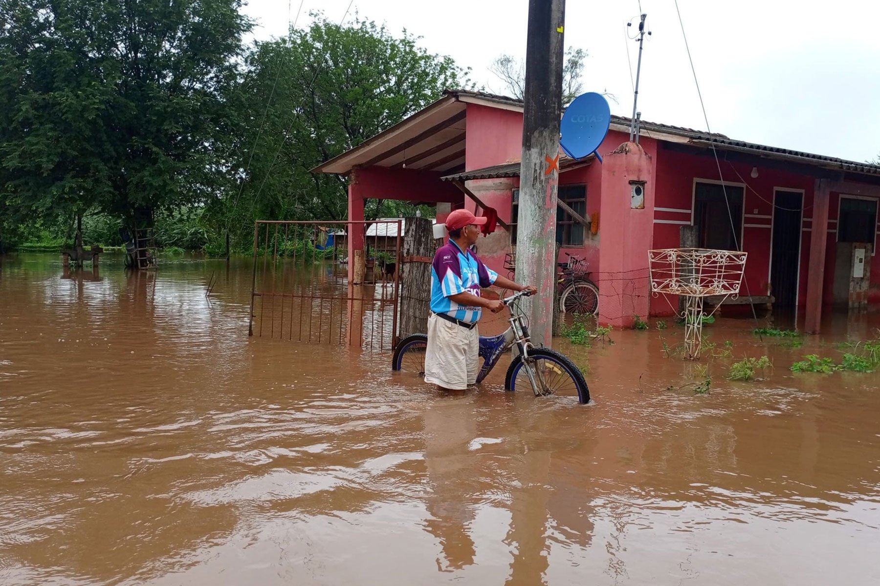 Habitantes de Puerto Pailas claman por ayuda tras inundaciones y el ...