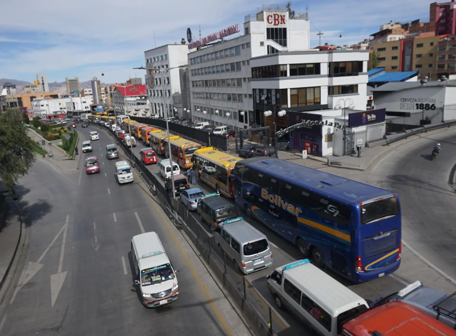 Las filas por combustible colapsan las calles de La Paz - La Razón