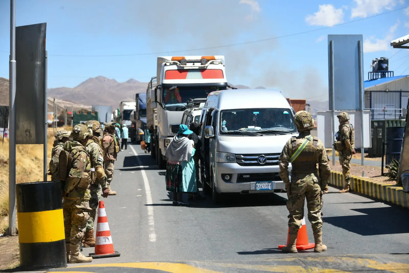 Gobierno vincula a Taraco y Lloko Lloko con el contrabando