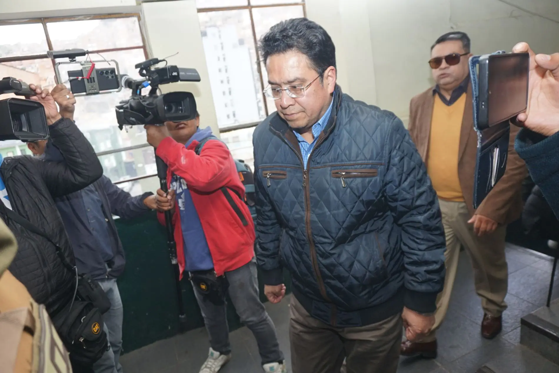 Queda aprehendido el exministro de Justicia César Siles - La Razón