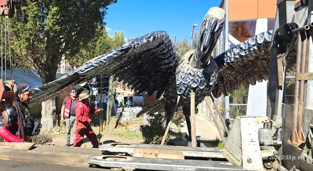 Un cóndor gigante es la nueva atracción turística en Alto Milluni