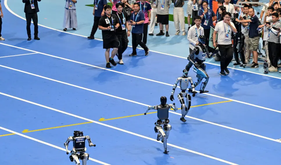 Comienza en China la primera competencia de robots humanoides - La Razón