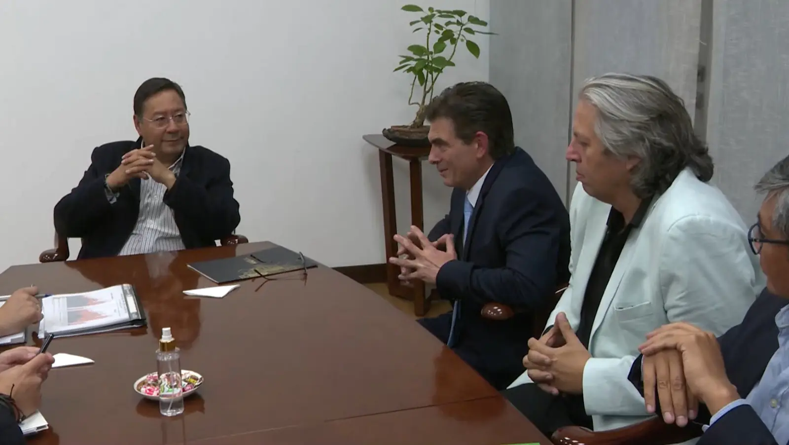 Alcón confirma que hay una reunión pendiente entre Arce y Paz