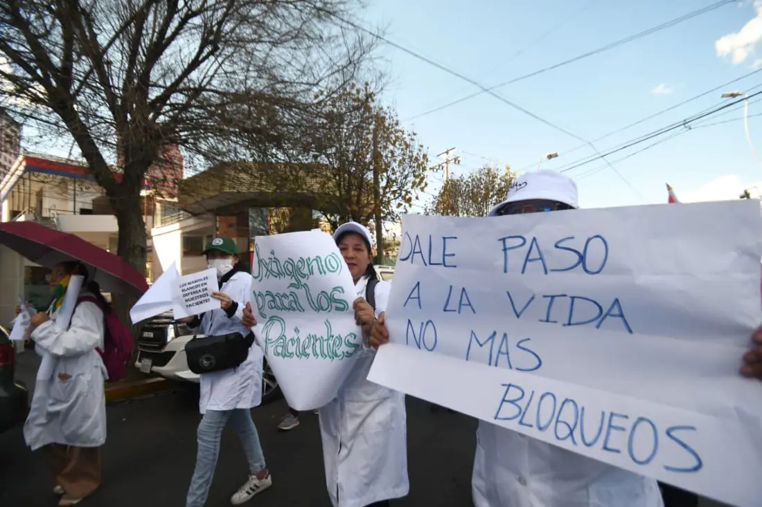 Médicos marchan por falta de insumos, agresiones y falta de combustible
