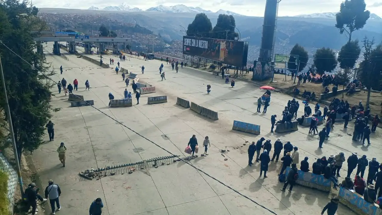 El sector del peaje El Alto- La Paz nuevamente fue bloqueado - La Razón